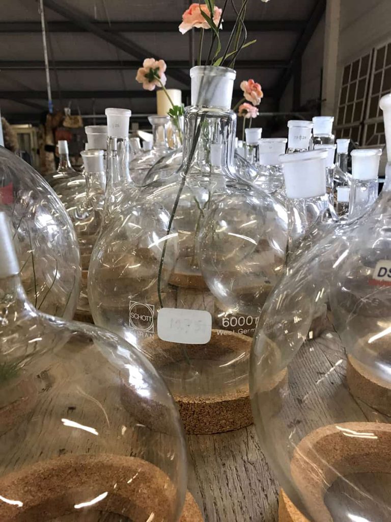 Vintage Industrial laboratory stands vases glass, Laboratorium vazen ...