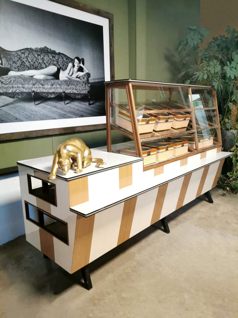 Unique vintage counter sixties toonbank balie winkelvitrine | Bestwelhip